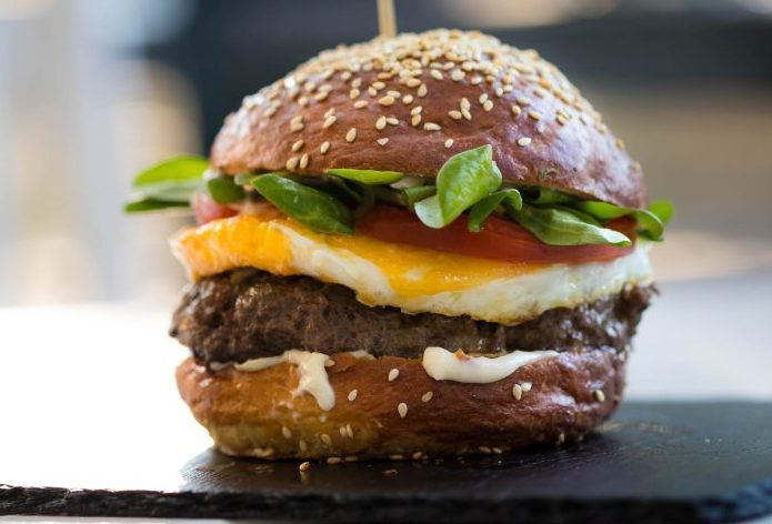 Chesse burger in pijača - Halo Katra